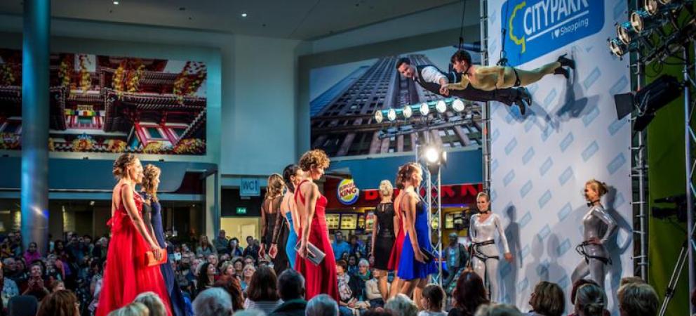 Vertical Showact - Catwalk Künstlershow - Entertainer und Live Act ...